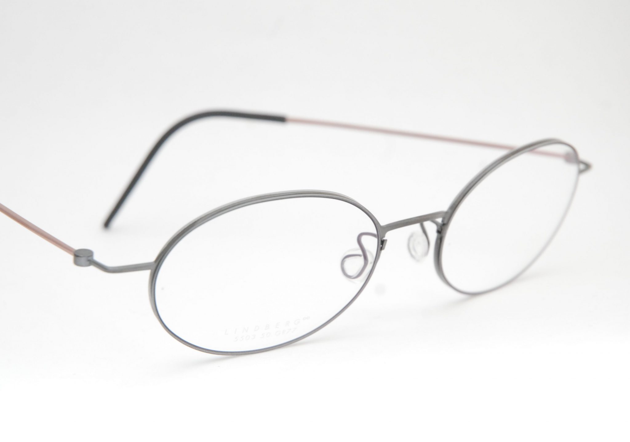 さり気ないオーバル Lindberg thintanium 5503